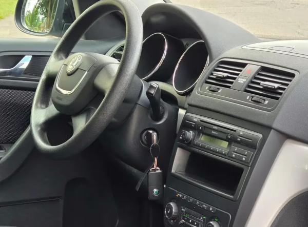 Black Skoda Yeti 2010 in Grobiņa, with an engine capacity of 2.00 L and mileage of 209 thousand km for 5200 €, photo 9 on AUTOMOTO.COM.LV
