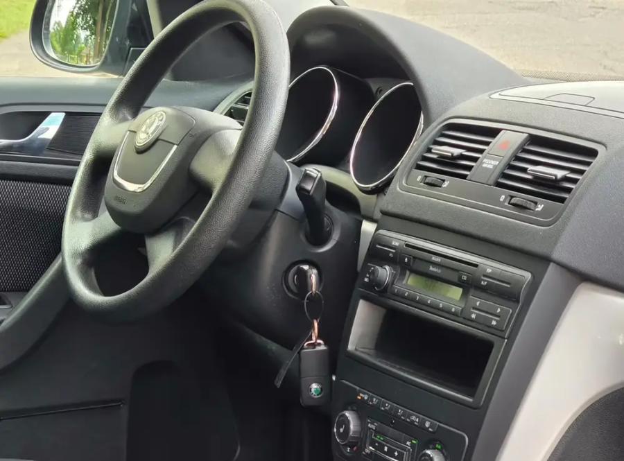 Black Skoda Yeti 2010 in Grobiņa, with an engine capacity of 2.00 L and mileage of 209 thousand km for 5200 €, photo 10 on AUTOMOTO.COM.LV