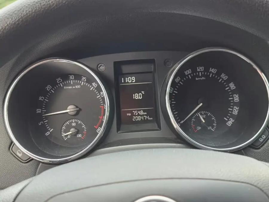 Black Skoda Yeti 2010 in Grobiņa, with an engine capacity of 2.00 L and mileage of 209 thousand km for 5200 €, photo 15 on AUTOMOTO.COM.LV