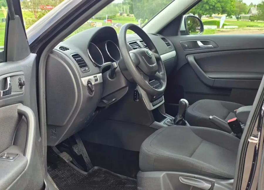 Black Skoda Yeti 2010 in Grobiņa, with an engine capacity of 2.00 L and mileage of 209 thousand km for 5200 €, photo 16 on AUTOMOTO.COM.LV