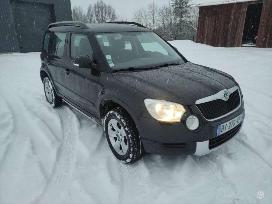Black Skoda Yeti 2011 in Moletai, with an engine capacity of 1.97 L and mileage of 238 thousand km for 4500 €, photo 2 on AUTOMOTO.COM.LV