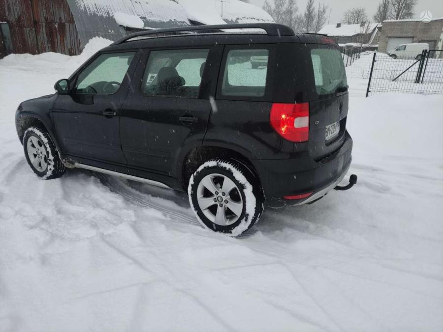 Black Skoda Yeti 2011 in Moletai, with an engine capacity of 1.97 L and mileage of 238 thousand km for 4500 €, photo 5 on AUTOMOTO.COM.LV