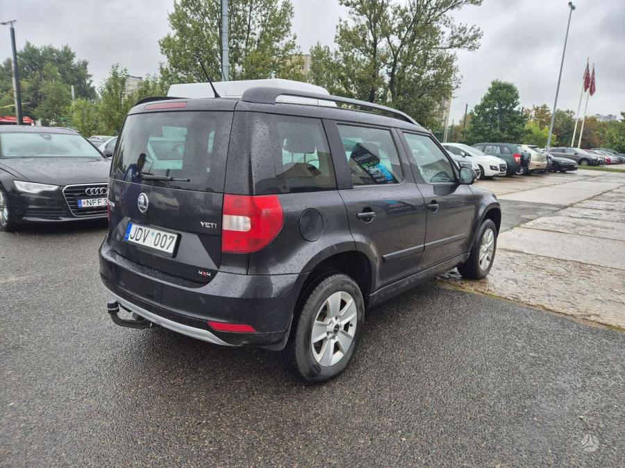 Black Skoda Yeti 2014 in Vilnius, with an engine capacity of 1.97 L and mileage of 303 thousand km for 6700 €, photo 4 on AUTOMOTO.COM.LV