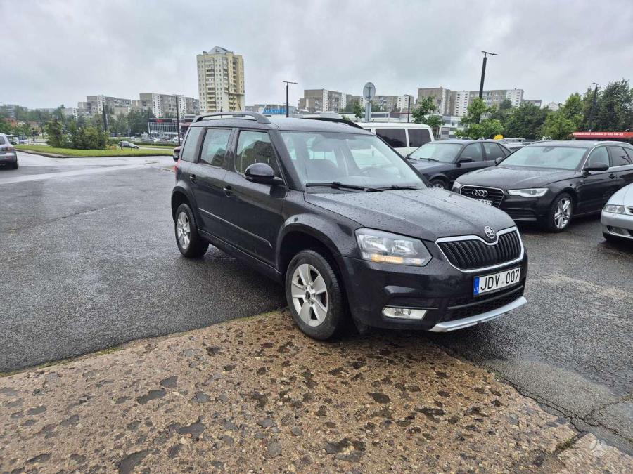 Black Skoda Yeti 2014 in Vilnius, with an engine capacity of 1.97 L and mileage of 303 thousand km for 6700 €, photo 5 on AUTOMOTO.COM.LV