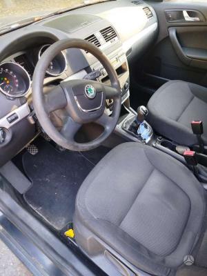 Black Skoda Yeti 2012 in Kaunas, with an engine capacity of 1.97 L and mileage of 290 thousand km for 1300 €, photo 3 on AUTOMOTO.COM.LV