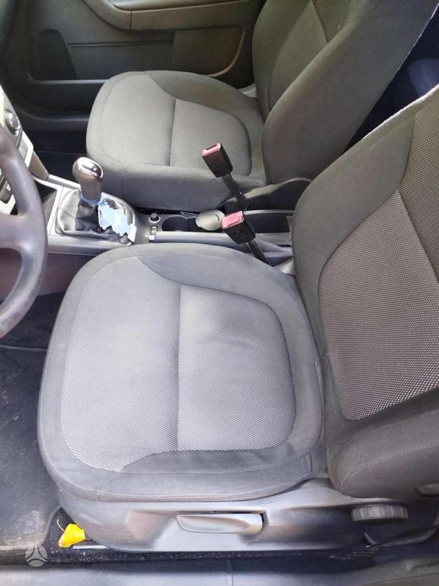 Black Skoda Yeti 2012 in Kaunas, with an engine capacity of 1.97 L and mileage of 290 thousand km for 1300 €, photo 5 on AUTOMOTO.COM.LV