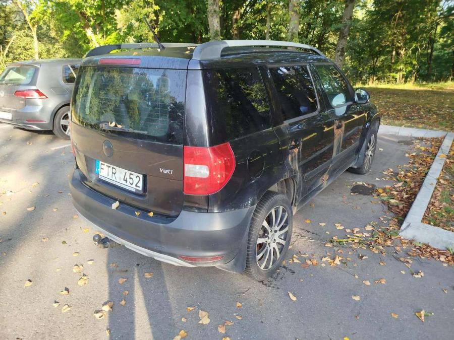 Black Skoda Yeti 2012 in Kaunas, with an engine capacity of 1.97 L and mileage of 290 thousand km for 1300 €, photo 6 on AUTOMOTO.COM.LV