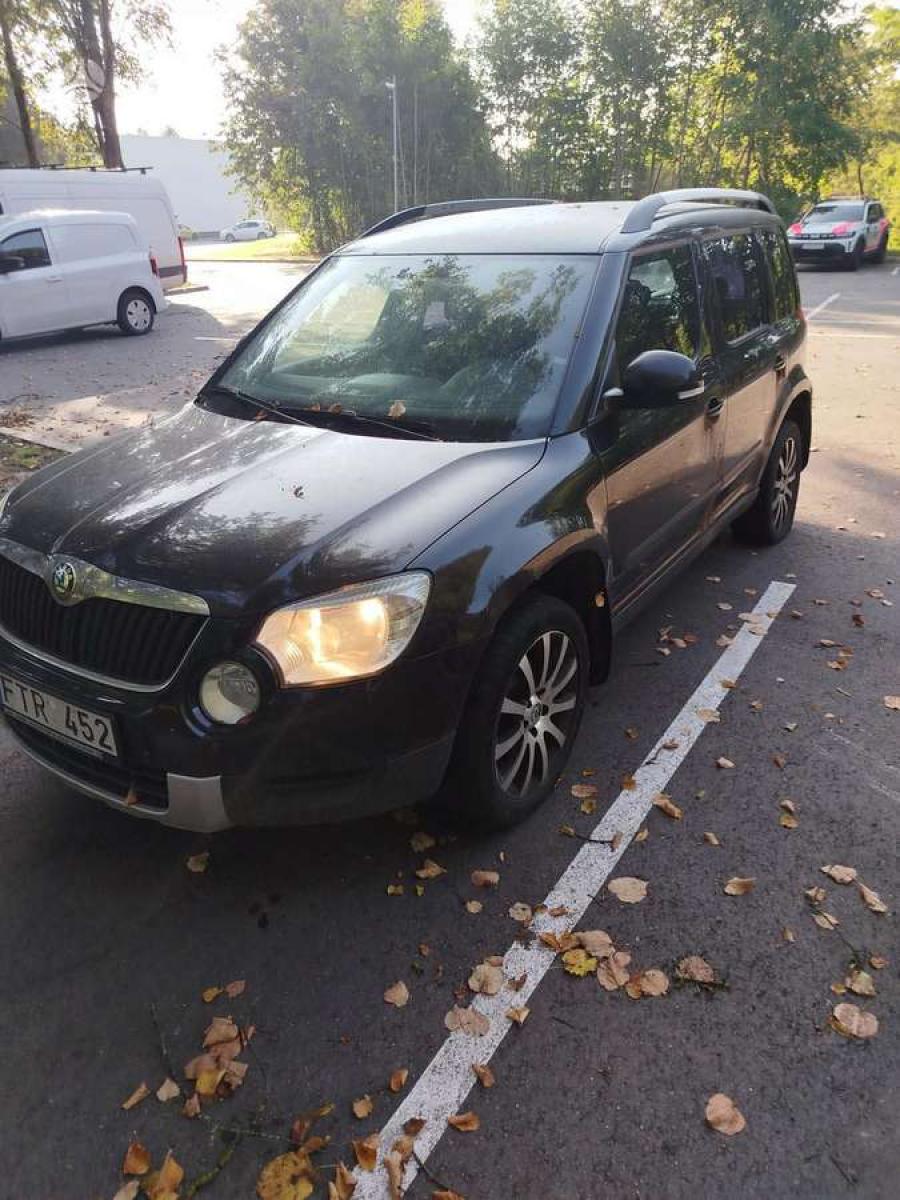 Black Skoda Yeti 2012 in Kaunas, with an engine capacity of 1.97 L and mileage of 290 thousand km for 1300 €, photo 10 on AUTOMOTO.COM.LV