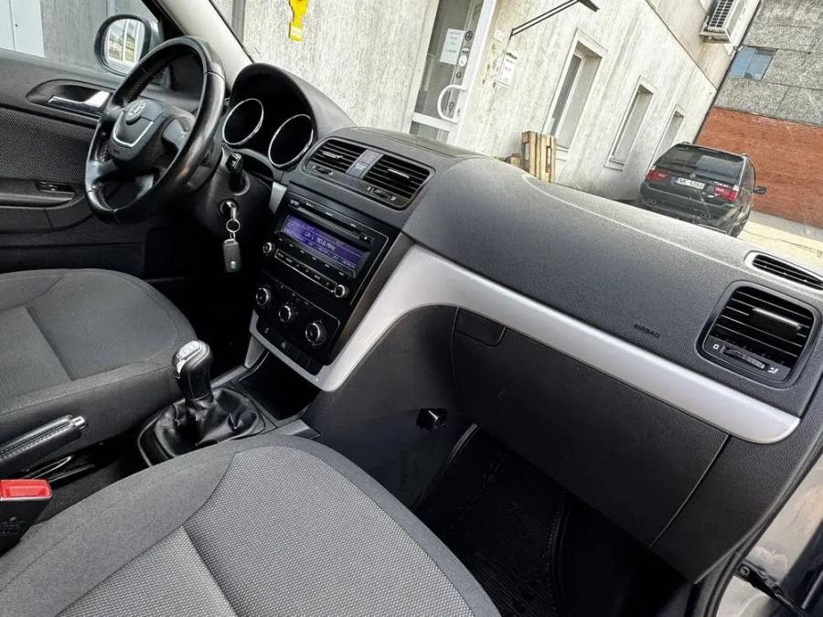 Blue Skoda Yeti 2010 in Daugavpils, with an engine capacity of 2.00 L and mileage of 298 thousand km for 4950 €, photo 18 on AUTOMOTO.COM.LV