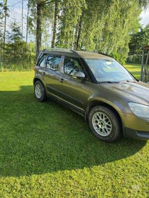 Brown Skoda Yeti 2009 in Pakruojis, with an engine capacity of 1.97 L and mileage of 391 thousand km for 2000 €, photo 3 on AUTOMOTO.COM.LV