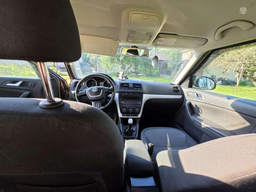 Brown Skoda Yeti 2009 in Pakruojis, with an engine capacity of 1.97 L and mileage of 391 thousand km for 2000 €, photo 6 on AUTOMOTO.COM.LV