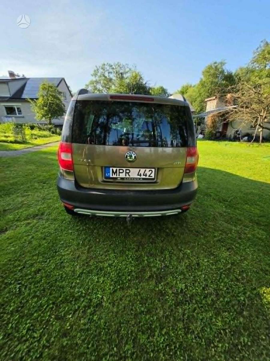 Brown Skoda Yeti 2009 in Pakruojis, with an engine capacity of 1.97 L and mileage of 391 thousand km for 2000 €, photo 8 on AUTOMOTO.COM.LV