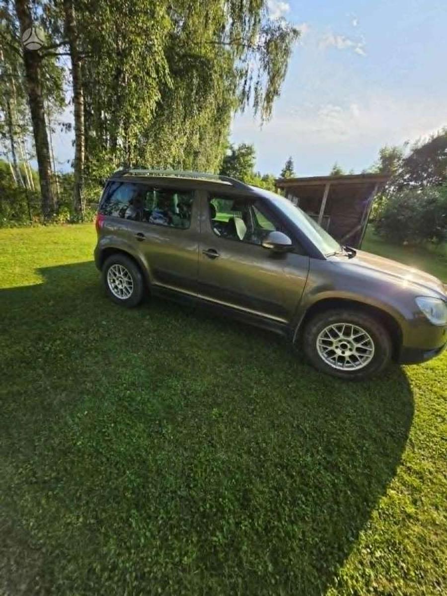Brown Skoda Yeti 2009 in Pakruojis, with an engine capacity of 1.97 L and mileage of 391 thousand km for 2000 €, photo 11 on AUTOMOTO.COM.LV