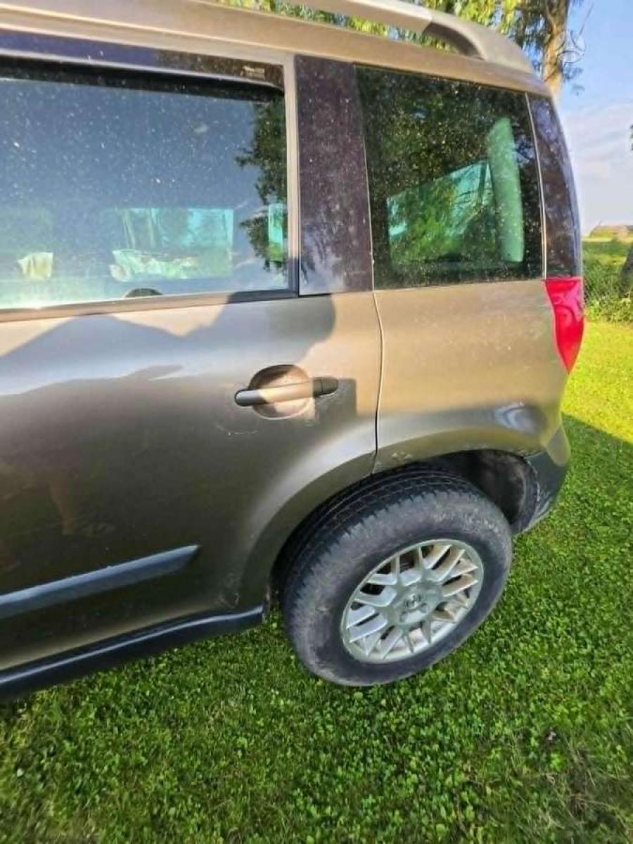 Brown Skoda Yeti 2009 in Pakruojis, with an engine capacity of 1.97 L and mileage of 391 thousand km for 2000 €, photo 13 on AUTOMOTO.COM.LV