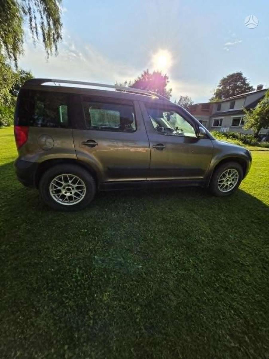 Brown Skoda Yeti 2009 in Pakruojis, with an engine capacity of 1.97 L and mileage of 391 thousand km for 2000 €, photo 14 on AUTOMOTO.COM.LV