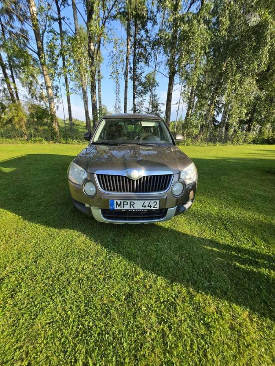 Brown Skoda Yeti 2009 in Pakruojis, with an engine capacity of 1.97 L and mileage of 391 thousand km for 2000 €, photo 17 on AUTOMOTO.COM.LV