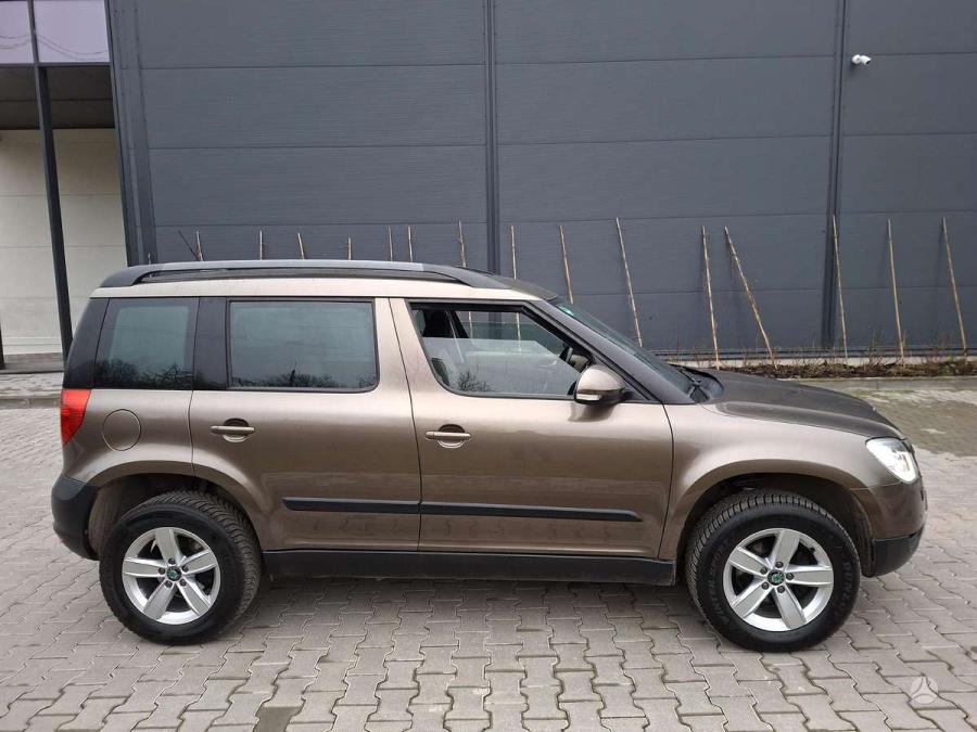 Brown Skoda Yeti 2010 in Vilnius, with an engine capacity of 1.97 L and mileage of 236 thousand km for 6650 €, photo 4 on AUTOMOTO.COM.LV