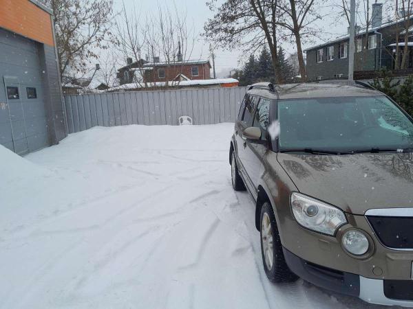 Brown Skoda Yeti 2010 in Kaunas, with an engine capacity of 1.97 L and mileage of 278 thousand km for 4300 €, photo 1 on AUTOMOTO.COM.LV