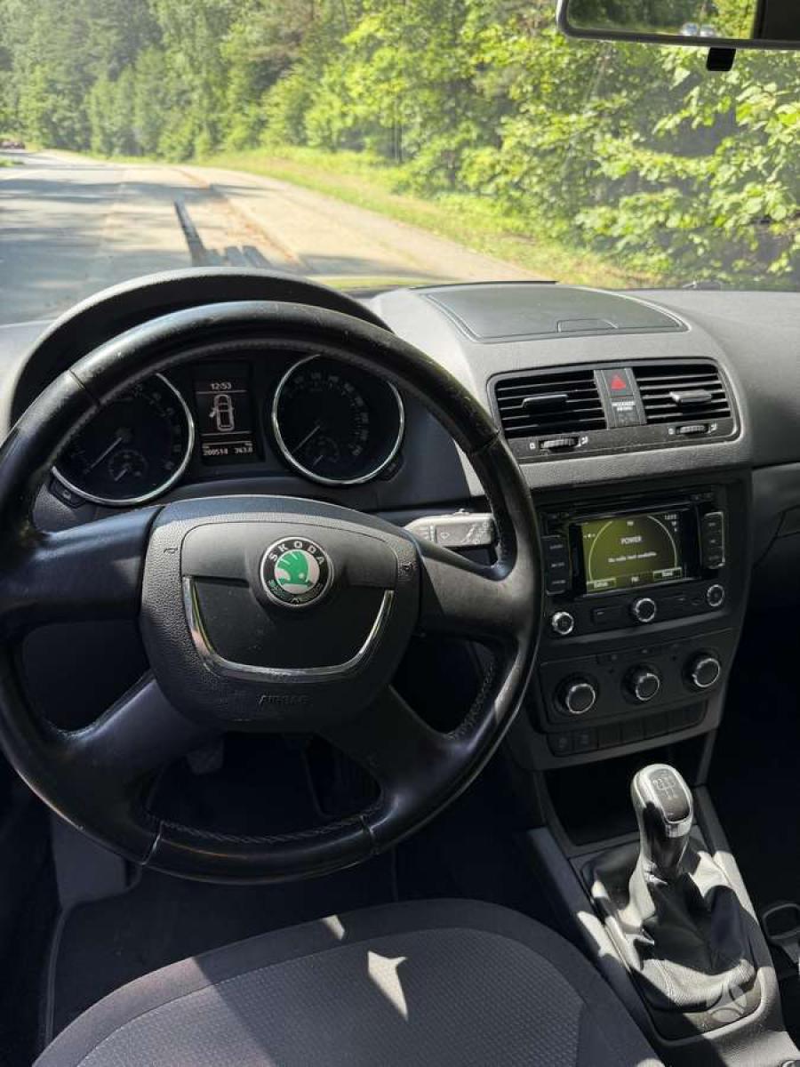Brown Skoda Yeti 2011 in Anyksciai, with an engine capacity of 1.60 L and mileage of 201 thousand km for 4000 €, photo 8 on AUTOMOTO.COM.LV