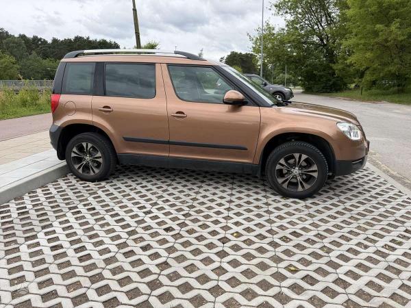 Brūns Skoda Yeti 2013 Viļņa, ar dzinēja tilpumu 1.97 L un nobraukumu 170 tūkst. km par 5700 €, foto 3 vietnē AUTOMOTO.COM.LV