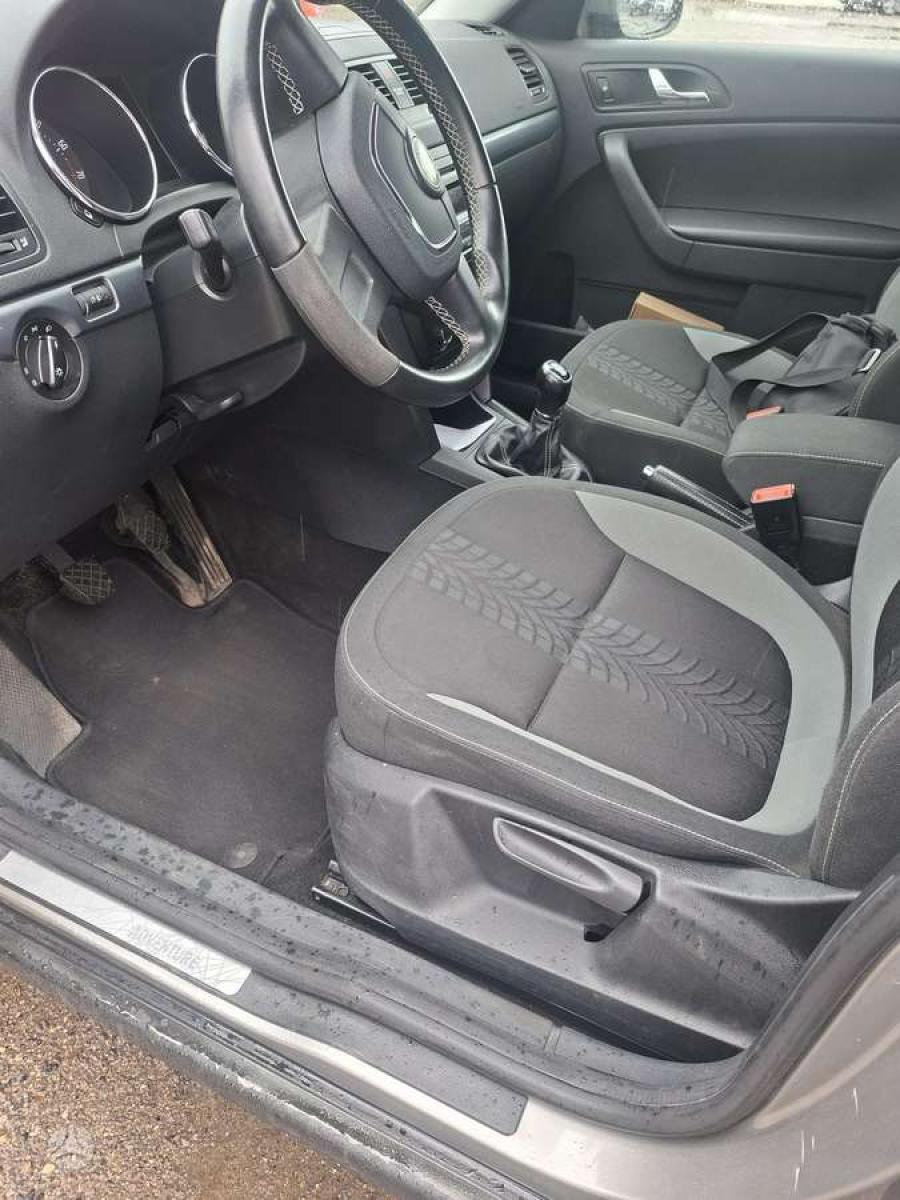 Brown Skoda Yeti 2013 in Vilnius, with an engine capacity of 1.20 L and mileage of 122 thousand km for 3700 €, photo 8 on AUTOMOTO.COM.LV