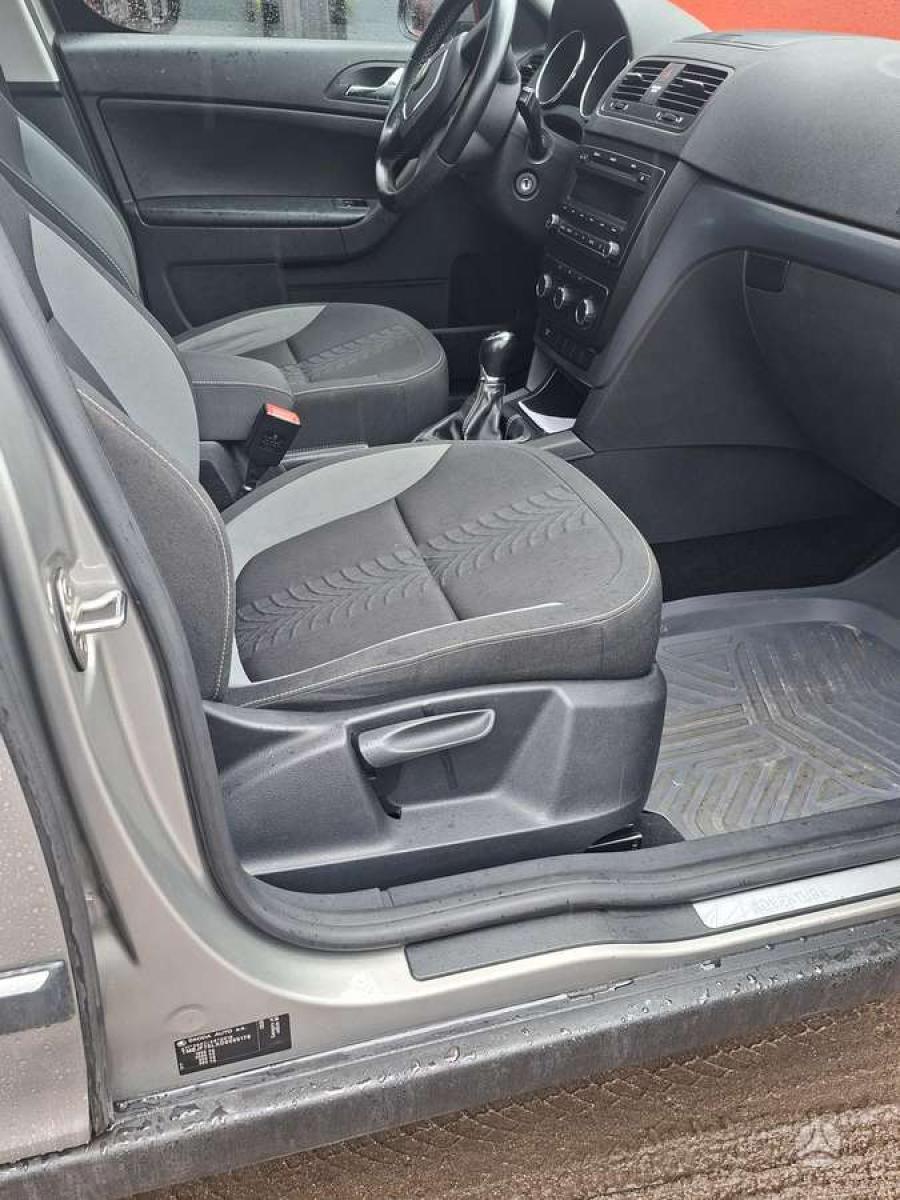 Brown Skoda Yeti 2013 in Vilnius, with an engine capacity of 1.20 L and mileage of 122 thousand km for 3700 €, photo 10 on AUTOMOTO.COM.LV