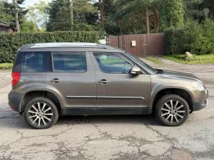 Brown Skoda Yeti 2012 in Marijampole, with an engine capacity of 2.00 L and mileage of 200 thousand km for 3300 €, photo 7 on AUTOMOTO.COM.LV