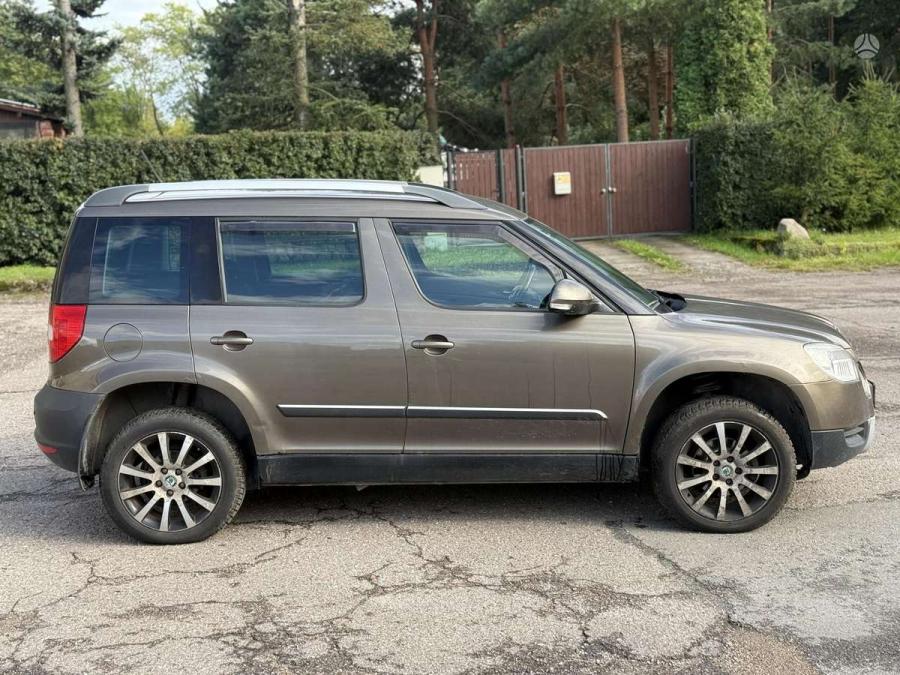 Brown Skoda Yeti 2012 in Marijampole, with an engine capacity of 2.00 L and mileage of 200 thousand km for 3300 €, photo 7 on AUTOMOTO.COM.LV