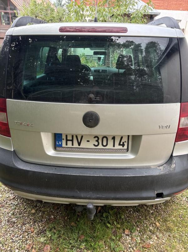Skoda Yeti 2012 in Riga on AUTOMOTO.COM.LV Grey Skoda Yeti 2012 in Riga, with an engine capacity of 2.00 L and mileage of 245 thousand km for 3700 €, photo 3 on AUTOMOTO.COM.LV