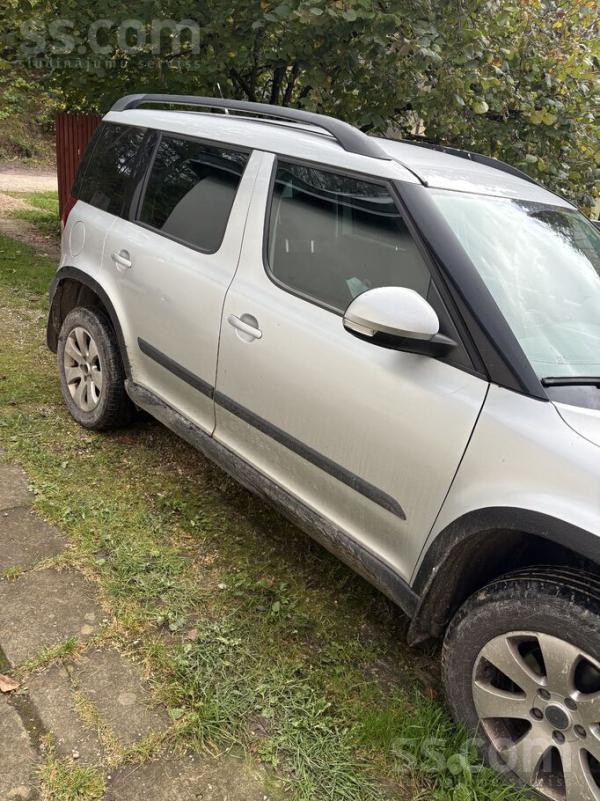 Skoda Yeti 2012 in Riga on AUTOMOTO.COM.LV Grey Skoda Yeti 2012 in Riga, with an engine capacity of 2.00 L and mileage of 245 thousand km for 3700 €, photo 5 on AUTOMOTO.COM.LV
