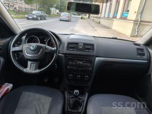 Grey Skoda Yeti 2013 in Riga, with an engine capacity of 2.00 L and mileage of 369 thousand km for 2200 €, photo 9 on AUTOMOTO.COM.LV