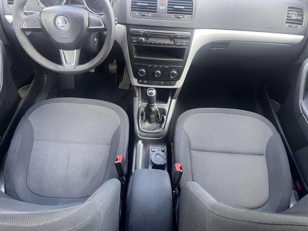 Grey Skoda Yeti 2015 in Vilnius, with an engine capacity of 1.97 L and mileage of 208 thousand km for 7250 €, photo 8 on AUTOMOTO.COM.LV
