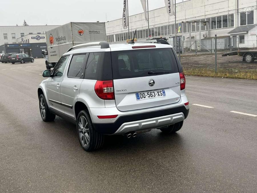 Grey Skoda Yeti 2015 in Panevezys, with an engine capacity of 2.00 L and mileage of 220 thousand km for 7590 €, photo 11 on AUTOMOTO.COM.LV