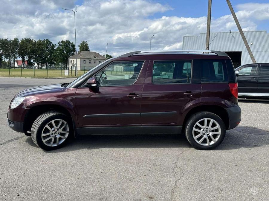 Red Skoda Yeti 2011 in Marijampole, with an engine capacity of 1.20 L and mileage of 220 thousand km for 4199 €, photo 5 on AUTOMOTO.COM.LV