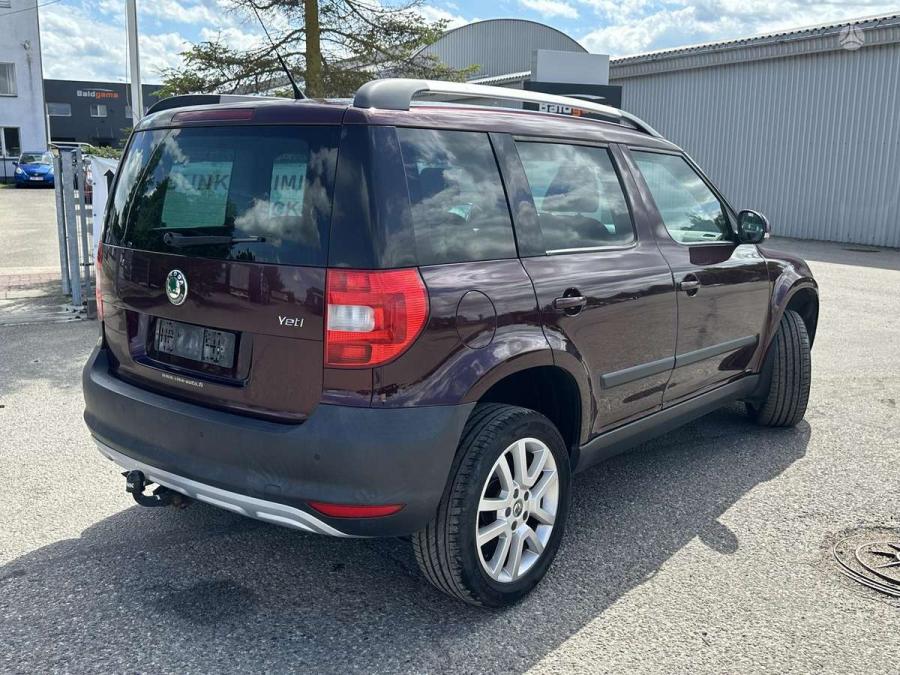 Red Skoda Yeti 2011 in Marijampole, with an engine capacity of 1.20 L and mileage of 220 thousand km for 4199 €, photo 8 on AUTOMOTO.COM.LV