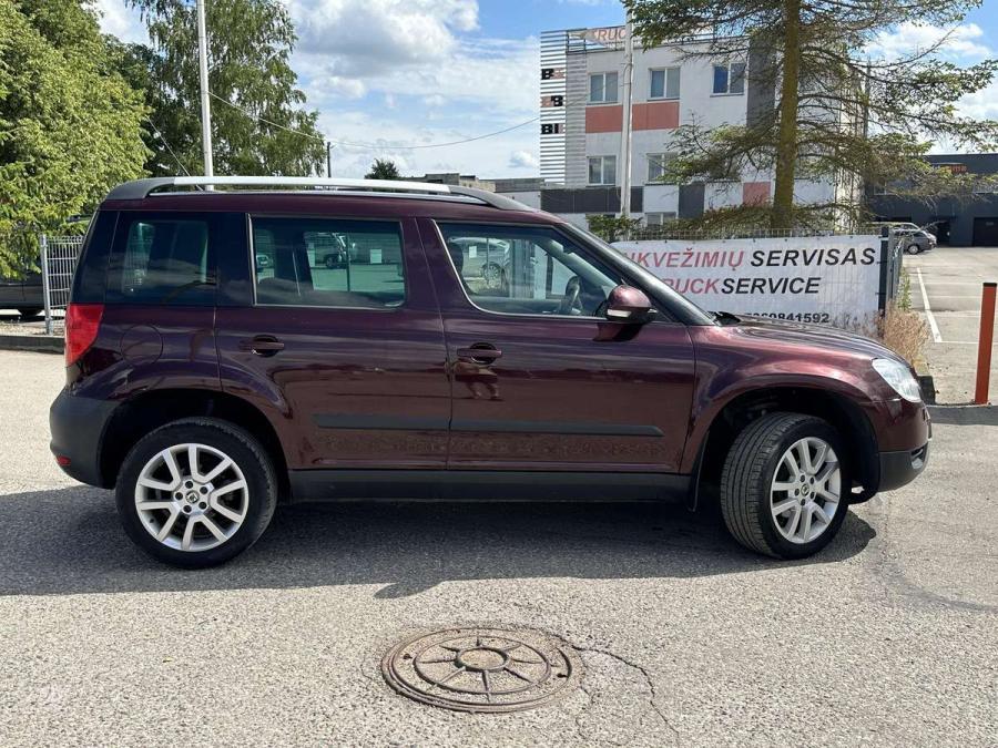 Red Skoda Yeti 2011 in Marijampole, with an engine capacity of 1.20 L and mileage of 220 thousand km for 4199 €, photo 9 on AUTOMOTO.COM.LV