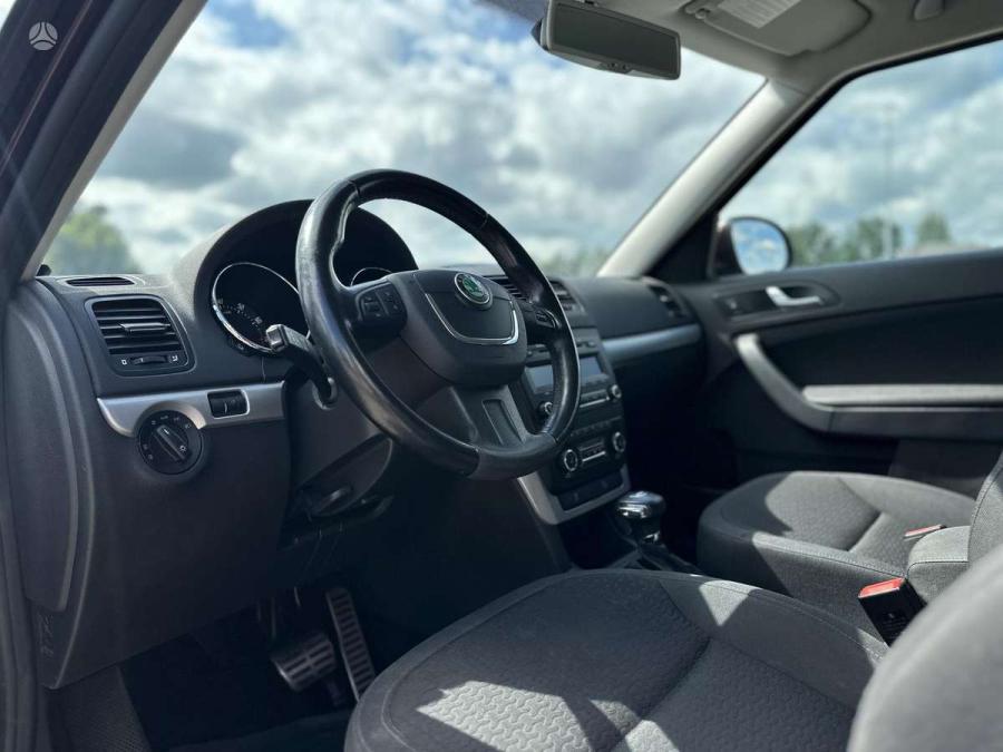 Red Skoda Yeti 2011 in Marijampole, with an engine capacity of 1.20 L and mileage of 220 thousand km for 4199 €, photo 12 on AUTOMOTO.COM.LV