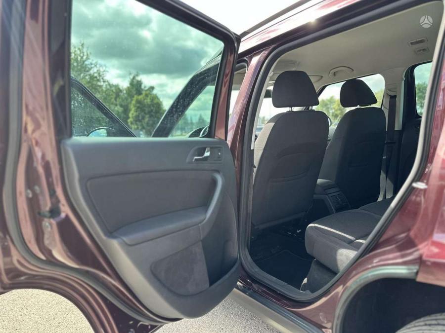 Red Skoda Yeti 2011 in Marijampole, with an engine capacity of 1.20 L and mileage of 220 thousand km for 4199 €, photo 14 on AUTOMOTO.COM.LV