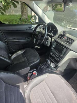 White Skoda Yeti 2011 in Kaunas, with an engine capacity of 1.97 L and mileage of 360 thousand km for 5500 €, photo 4 on AUTOMOTO.COM.LV