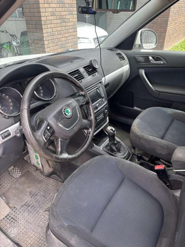 White Skoda Yeti 2012 in Siauliai, with an engine capacity of 1.97 L and mileage of 330 thousand km for 2000 €, photo 4 on AUTOMOTO.COM.LV