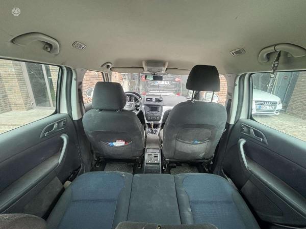White Skoda Yeti 2012 in Siauliai, with an engine capacity of 1.97 L and mileage of 330 thousand km for 2000 €, photo 5 on AUTOMOTO.COM.LV