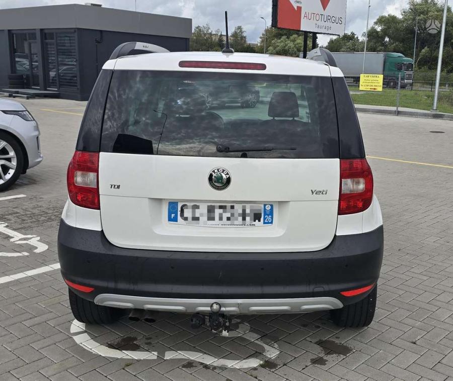 White Skoda Yeti 2012 in Taurage, with an engine capacity of 1.97 L and mileage of 263 thousand km for 4700 €, photo 9 on AUTOMOTO.COM.LV