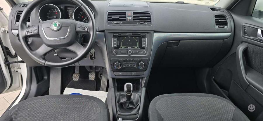 White Skoda Yeti 2012 in Taurage, with an engine capacity of 1.97 L and mileage of 263 thousand km for 4700 €, photo 13 on AUTOMOTO.COM.LV
