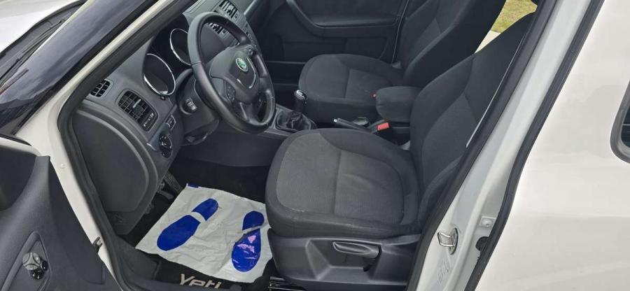 White Skoda Yeti 2012 in Taurage, with an engine capacity of 1.97 L and mileage of 263 thousand km for 4700 €, photo 15 on AUTOMOTO.COM.LV