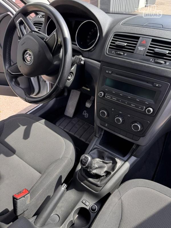 White Skoda Yeti 2014 in Kaunas, with an engine capacity of 2.00 L and mileage of 251 thousand km for 6900 €, photo 10 on AUTOMOTO.COM.LV