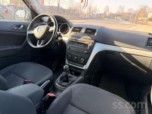 White Skoda Yeti 2014 in Riga, with an engine capacity of 2.00 L and mileage of 285 thousand km for 4900 €, photo 11 on AUTOMOTO.COM.LV