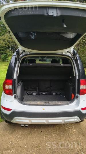 White Skoda Yeti 2015 in Riga, with an engine capacity of 2.00 L and mileage of 162 thousand km for 7800 €, photo 12 on AUTOMOTO.COM.LV