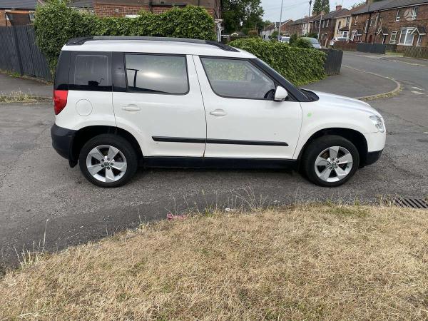 White Skoda Yeti 2011 in Joniskis, with an engine capacity of 1.60 L and mileage of 175 thousand km for 1850 €, photo 4 on AUTOMOTO.COM.LV