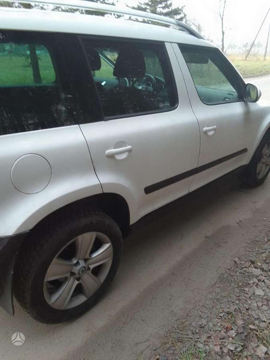White Skoda Yeti 2011 in Siauliai, with an engine capacity of 2.00 L and mileage of 406 thousand km for 3377 €, photo 7 on AUTOMOTO.COM.LV