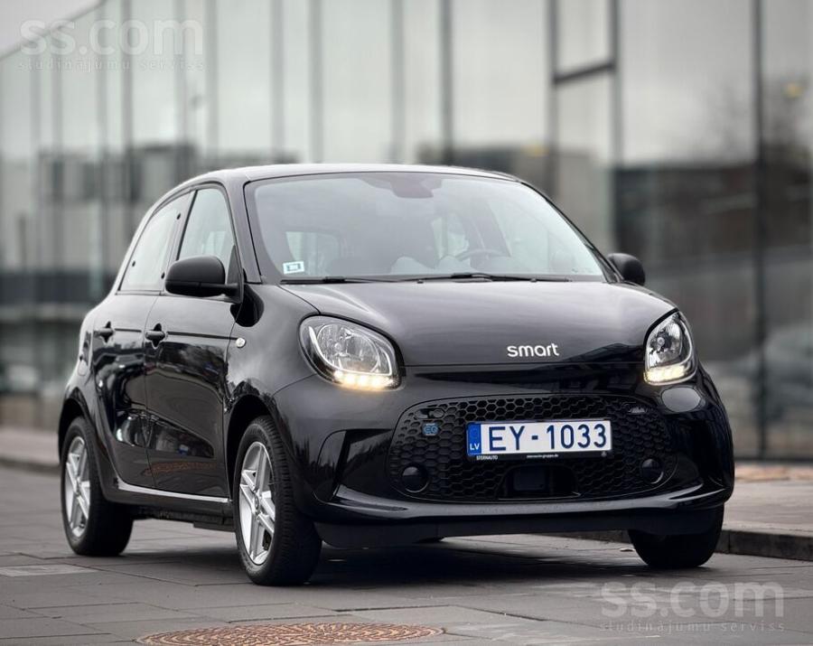Black Smart Forfour 2021 in Riga, with an engine capacity of 1.10 L and mileage of 20 thousand km for 10600 €, photo 1 on AUTOMOTO.COM.LV